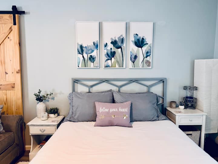 The Hideaway| Large Studio | Sleeps 4 | Fireplace - Hudson, NY