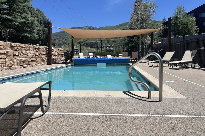 Steps To Mtn/resort/free Town Bus (Across St)+ Heated Pool-hottub-grill-updated-spacious-2 Levels - Steamboat Springs