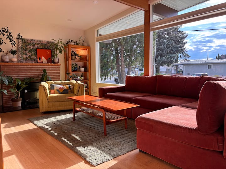 Central Mcm House W/ Sprawling Yard And Hot Tub - Kelowna