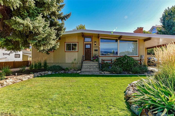 Central Mcm House W/ Sprawling Yard And Hot Tub - Kelowna