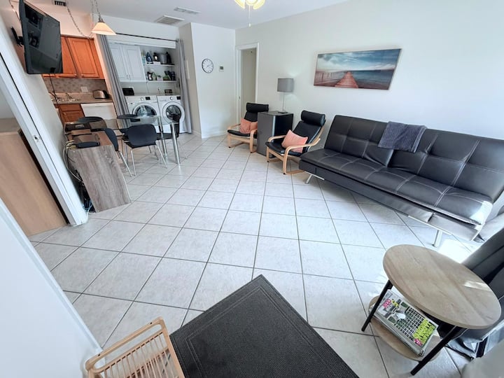 Wpb Resort Condo: Pool, Hot Tub, Gym & Family Fun! - West Palm Beach, FL