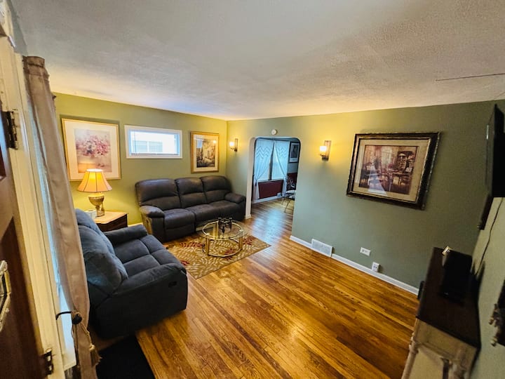 Comfortable Cozy Retreat-an Entire Historic Home - Parma, OH