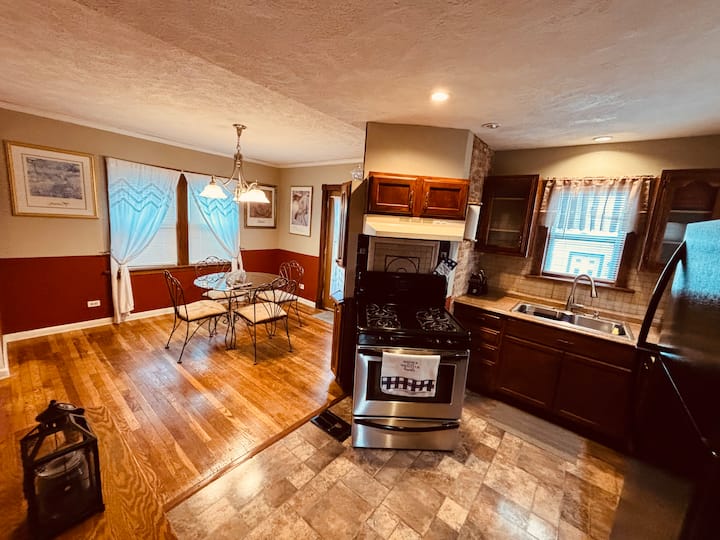 Chippy’s Cozy Retreat-an Entire Historic Home - Cleveland, OH
