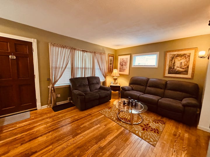 Chippy’s Cozy Nook-(a Parma Historic Century Home) - Parma, OH