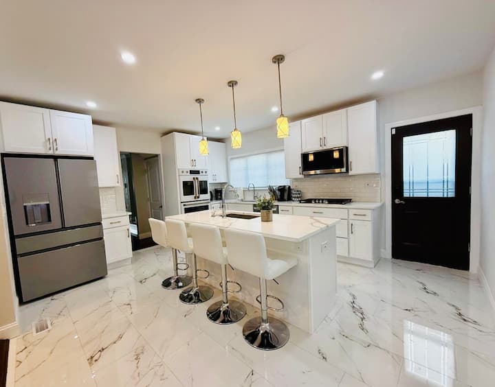 Your Staycation Home With Hot Tub And  Steam Room - New Haven, CT