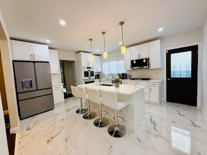 Large Home | Hot Tub | Steam Room | Yale Bowl - New Haven, CT