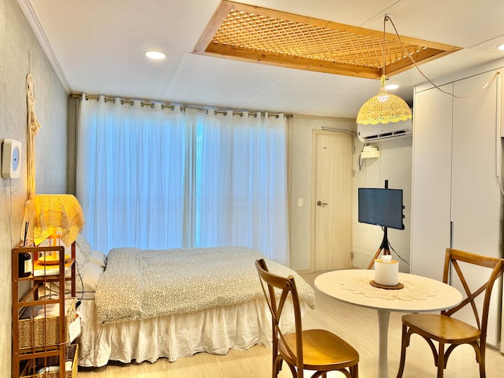 Romantic- 고즈넉한 소길마을, 바다뷰와 함께하는 아침 - Jeju-si