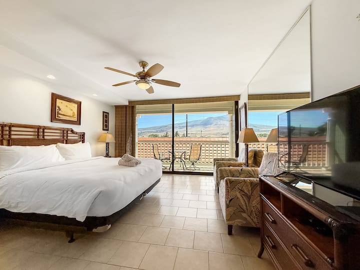 Lahaina Studio: Beachfront, Mountain View, Hot Tub - Lahaina, HI