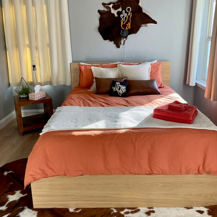 Cowboy Chic- Walk To Stadiums - Arlington, TX