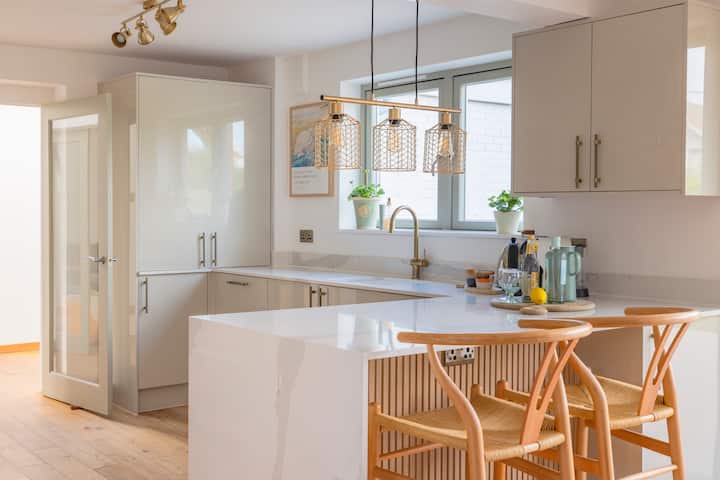 The Recycled House | Sleeps 8 | Close To The Beach - Camber Sands