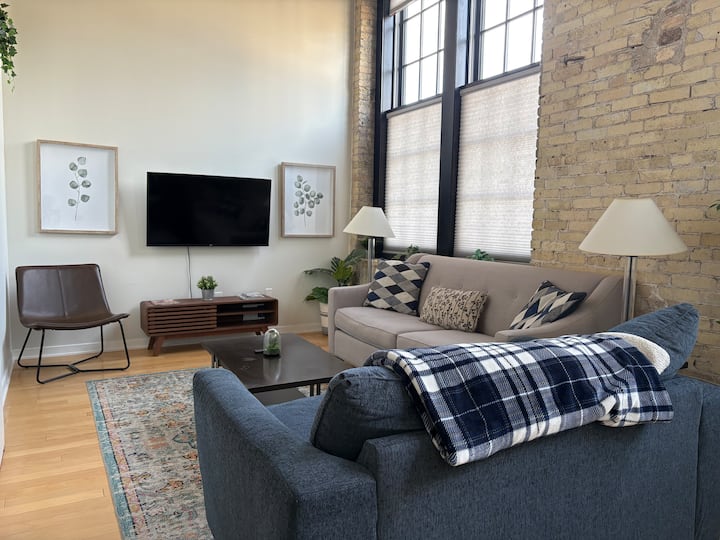 King Bed | Walkers Point - Large 1br W/parking - Milwaukee, WI