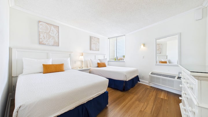 Pelican Pointe 426:walk To Beach~pool~free Parking - Clearwater Beach, FL