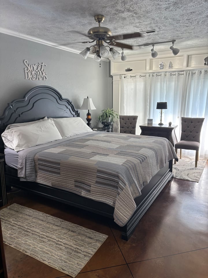 The Drawing Room Suite | King Bed - Claremore Lake, OK