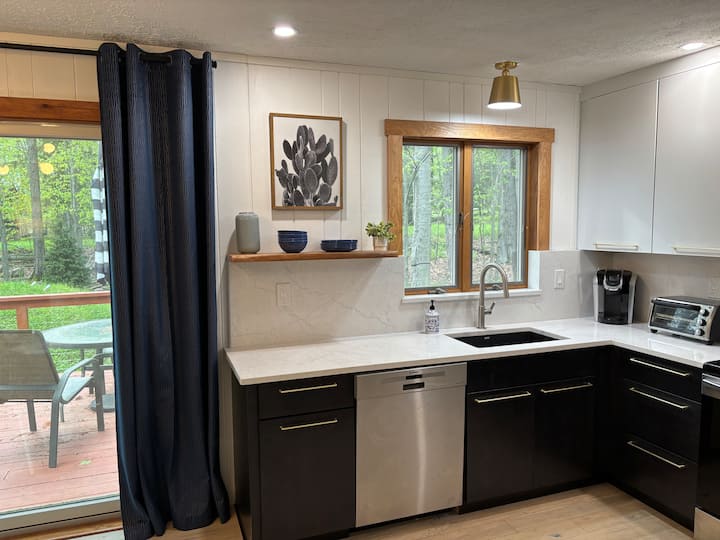 Airy, Modern & Fully Stocked - Ideal For Families - Pocono Pines, PA