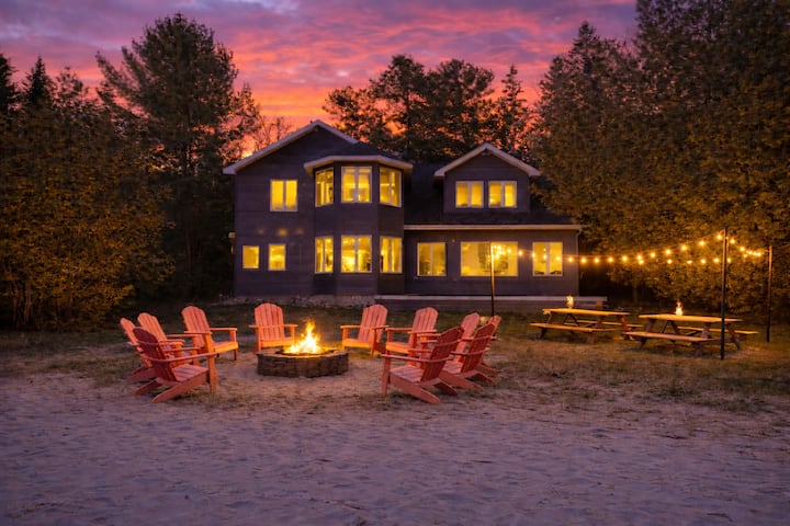 Lake Huron Beachfront: Kayaks, Game Room, Fire Pit - Cheboygan, MI