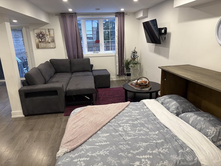 Bright Walkout Studio – Sleeps 4 | Backyard Access - Aurora