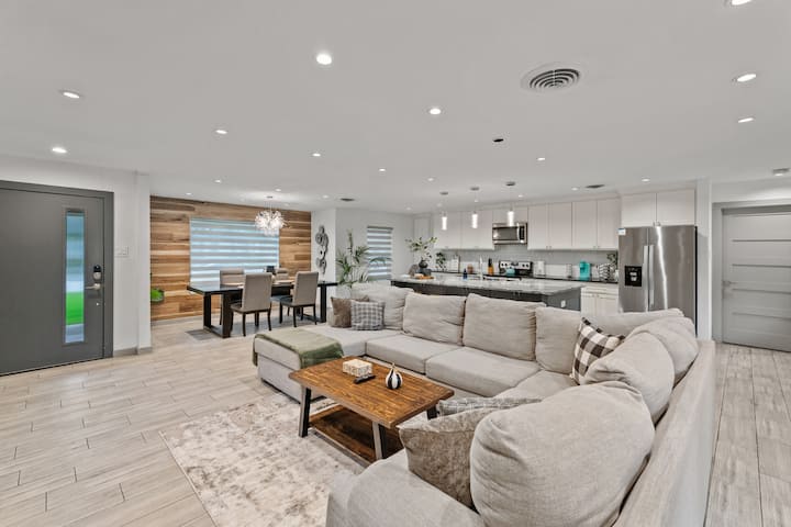 The Dream House • World Cup • Fire Pit • Sleeps 8 - Carrollton, TX