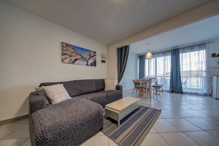 Seafront Apt | Mellieħa Bay | Sleep 5 - Malta