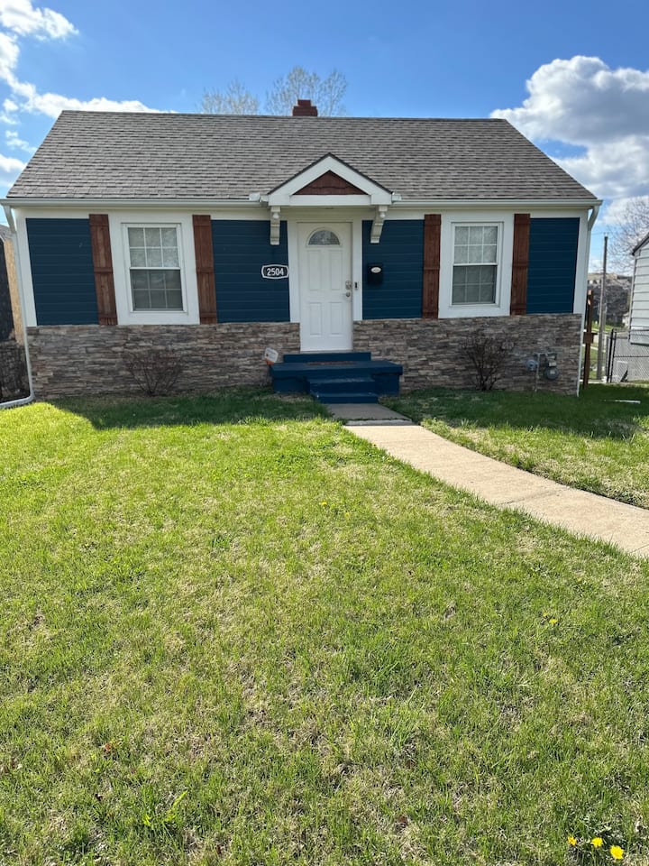 Downtown Bungalow In Beacon Hill Subdivision - Avondale, MO