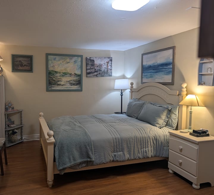 Cozy Studio-centrally Located! Pet Friendly.