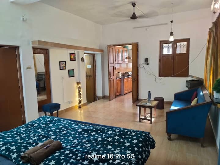 Ac Studio Apartment W/ Terrace - Himalay Homestays - Dehradun