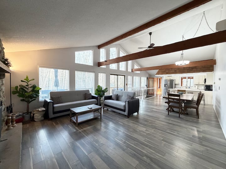 Huge, 2 Living Room, Movie Theater, Pocono Escape - Mount Pocono, PA