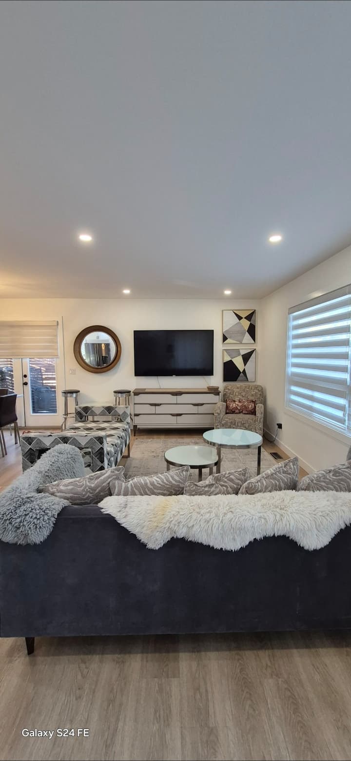 *No Cleaningfees* Homey And Trendy -4br 3bath Home - Calgary