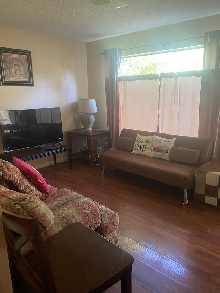 Midtown Townhouse, 2 Bed 1.5 Bath, 2story - Reno