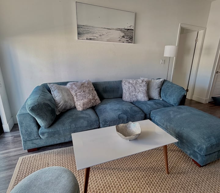 Oceanside |2 Bed & 2 Bath | Parking |Sm Pier & 3rd - Venice Beach, CA