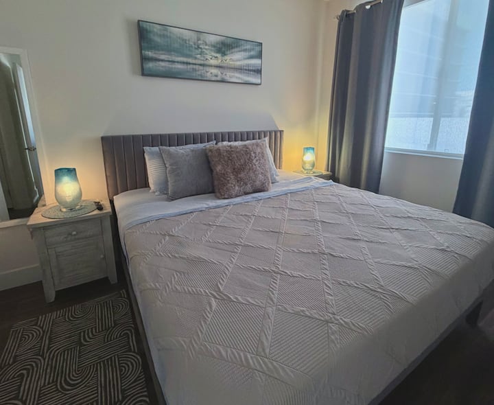 Oceanside |2 Bed & 2 Bath | Parking |Sm Pier & 3rd - Santa Monica, CA