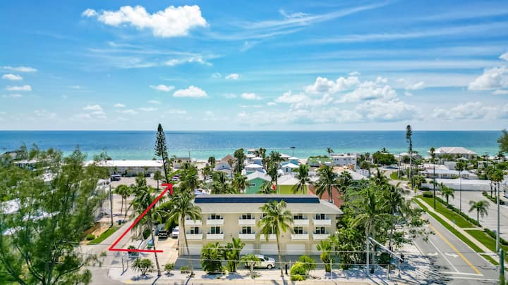 Steps To The Beach! Condo With Pool At The Terrace - Holmes Beach, FL