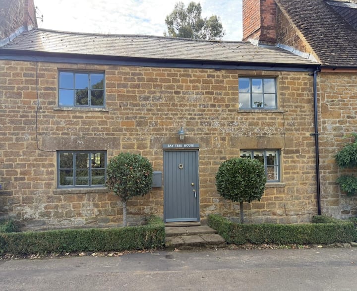 Chocolate Box Country Cottage - Banbury