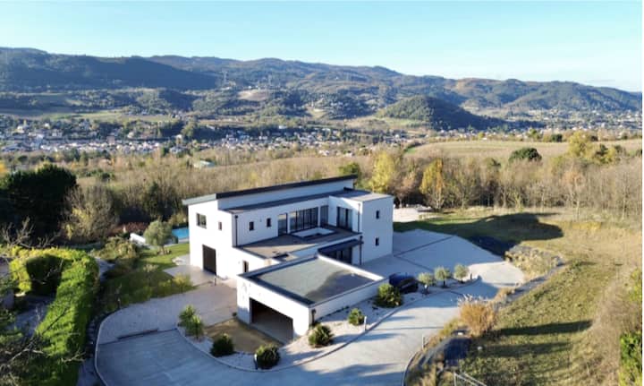 Villa 300m2- Piscine Chauffée-pétanque-billard - France