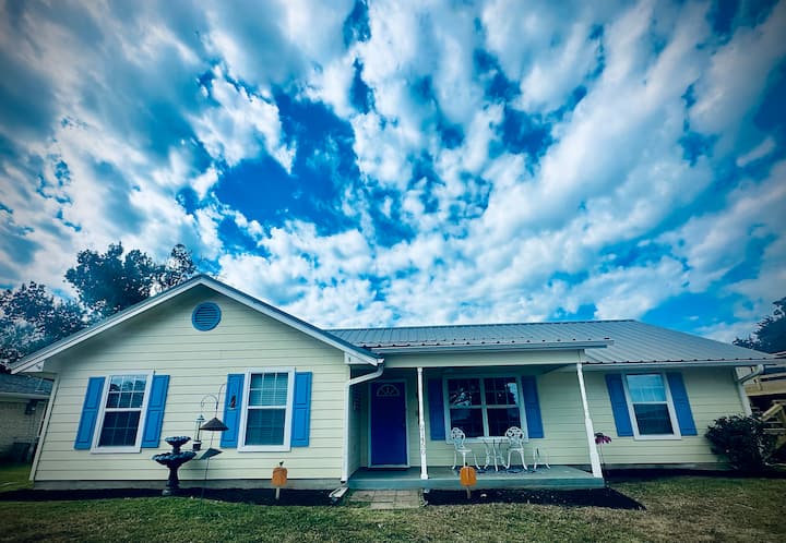 Shasta Glamper/lakeside House Retreat 
4br/2b - Waterpark at The Villages, Flint