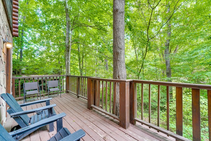 Cozy Family Cabin W/ Hot Tub ~ 4 Mi To Dollywood! - Pigeon Forge, TN
