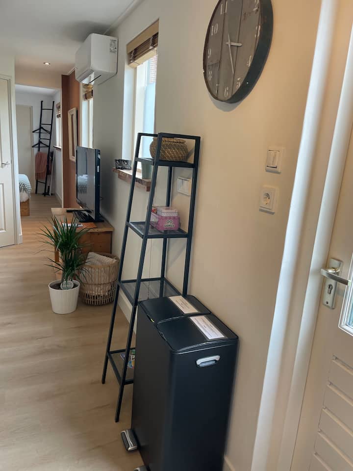 Sfeervol Verbouwd Appartement Met Grote Tuin. - Uitgeest