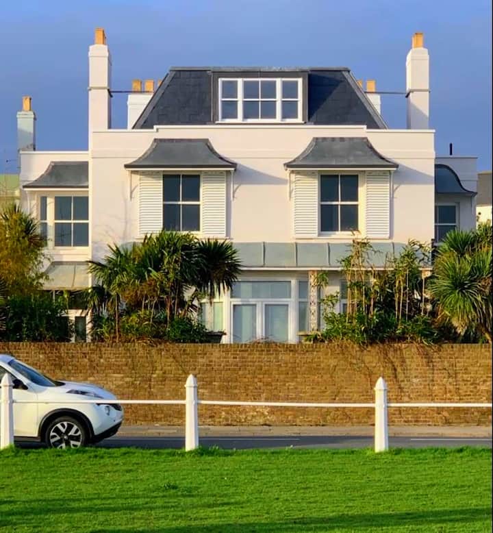 Spacious Beach-front Apartment - Deal