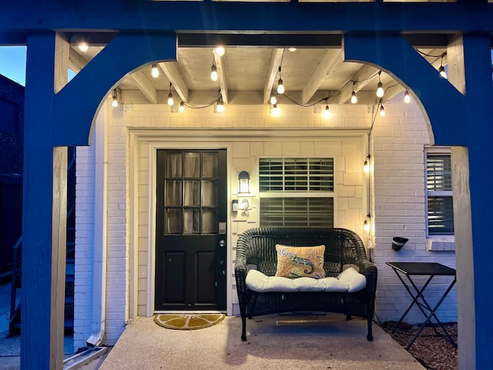 Beautiful Homewood! Side By Side 1 & 2 Bedroom! - Homewood