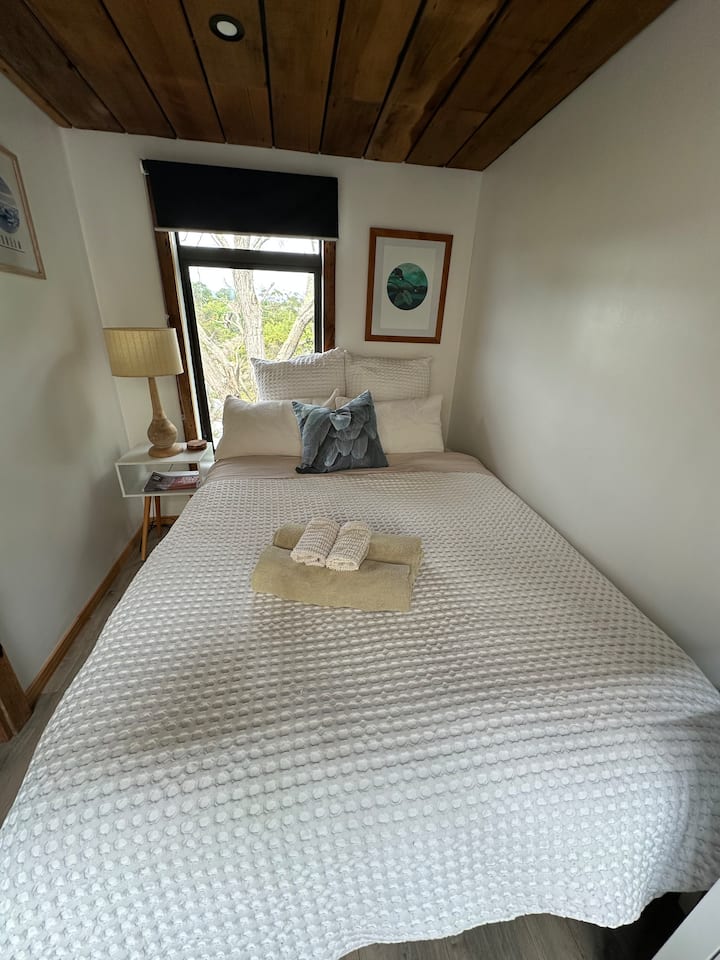 "Tuis Nest" Central Studio With Mt Karioi Views - Raglan