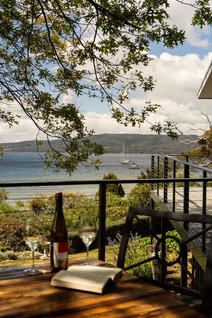 Snug On The Bay - Tranquil Waterfront Escape - Kettering