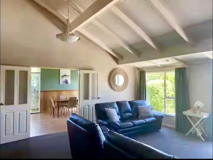 Peaceful 4 Bdrm Bach. Lake View! Family-friendly. - Taupō