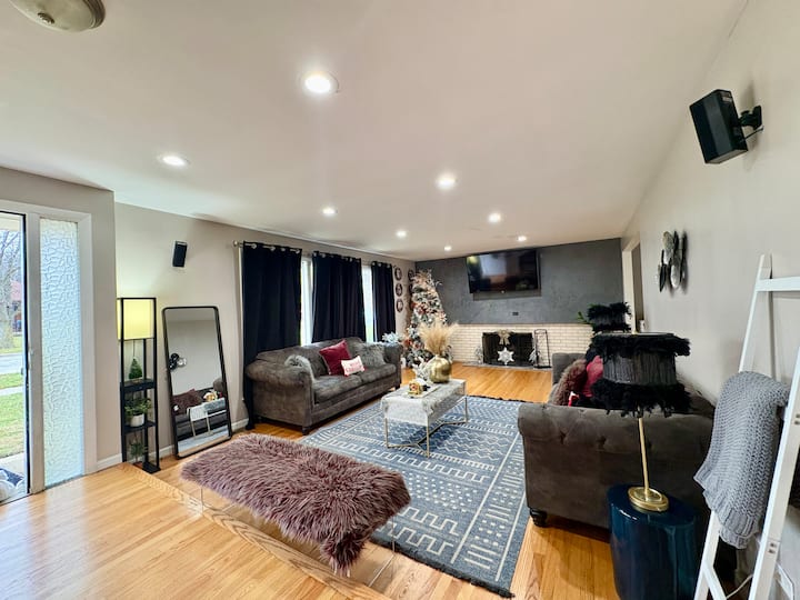 Modern Home. Near Naval Base, Six Flags And Casino - Waukegan, IL