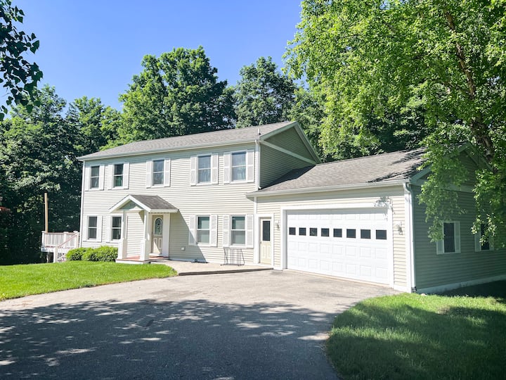 Comfortable & Spacious Home In Harbor Springs - Minutes From The Ski Hills!! - Petoskey, MI