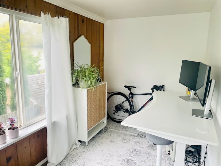 Sunny Plant Paradise For Remote Work (W/ Balcony) - Fremont - Seattle