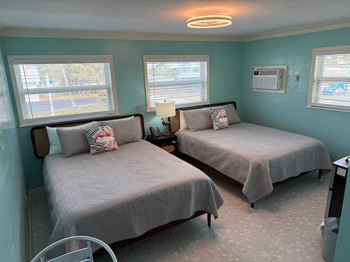 Flamingo Inn 205-large Beachside Room With 2 Queen - Fort Myers Beach, FL