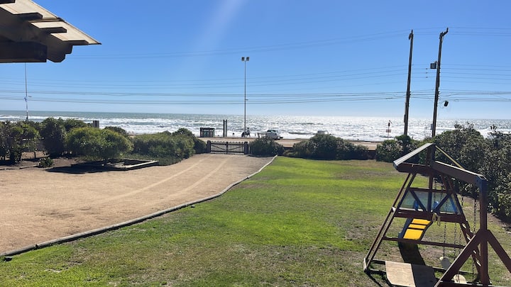 Casa Con Insuperable Vista Al Mar En Primera Línea - Santo Domingo, Chile