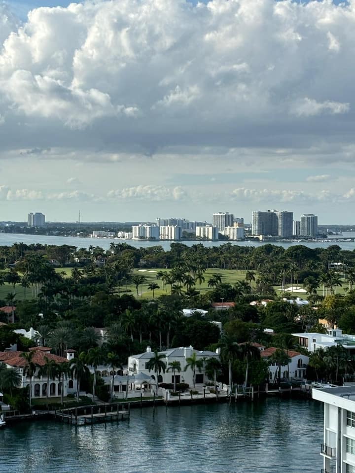 Beachfront Large 2/2 With Bay Views + Parking ! - Miami Beach, FL