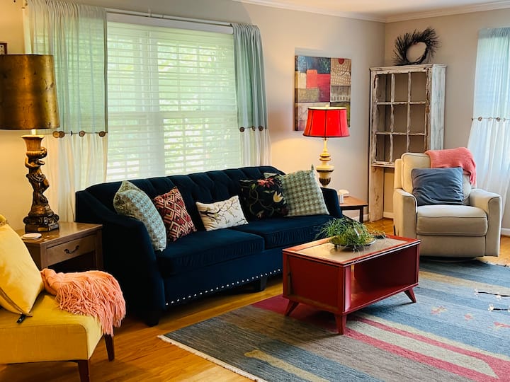 Indigo Blue  Modern Open Vibe On Tree Lined Street - Winchester, VA