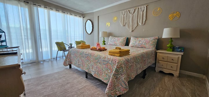 Perfect Getaway ~ Ocean Front Complex ~ Pool Open - Daytona Beach, FL