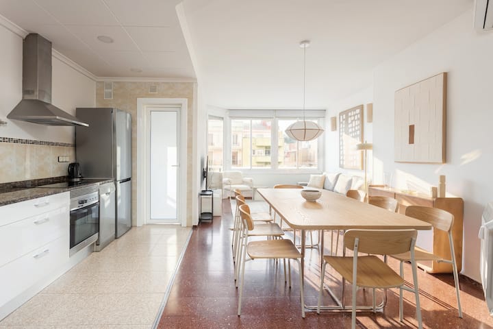 Cozy Spacius Apartment In Paralel For 8 - Barcelona